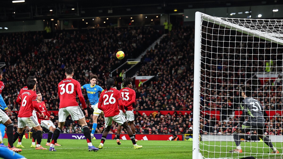 Gary Neville Criticizes Amorim's Formation Change in Wolves Draw